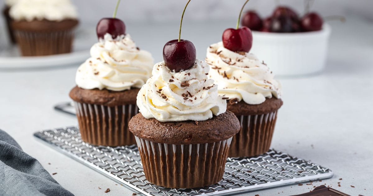 12 cupcakes for birthdays and backyard parties