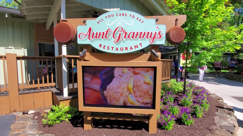 11 Tennessee fried chicken buffets people rave about