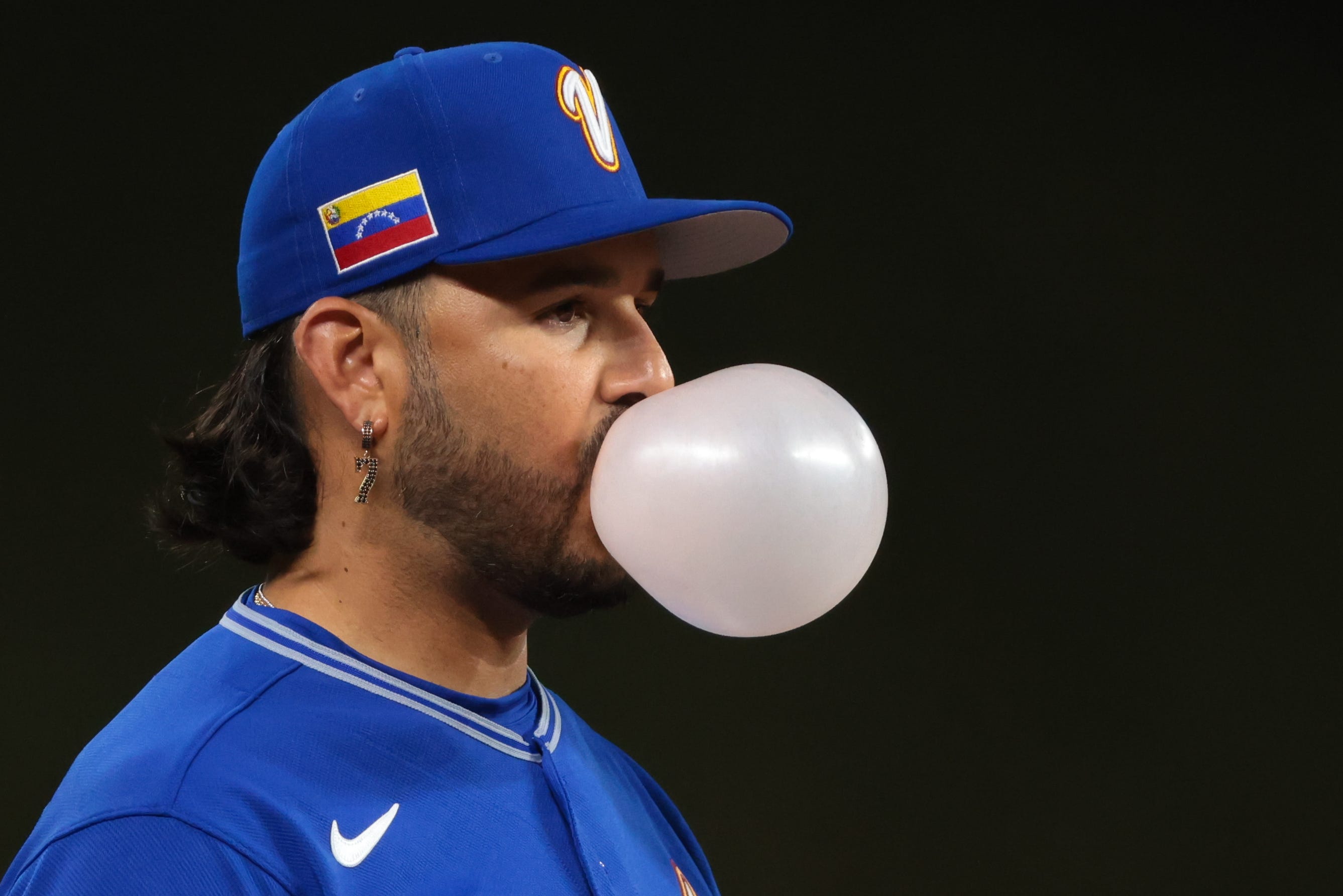Eugenio Suarez tries to catch Wilyer Abreu's Venezuela WBC HR bat flip