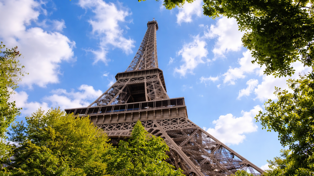 Discovering the Eiffel Tower up close
