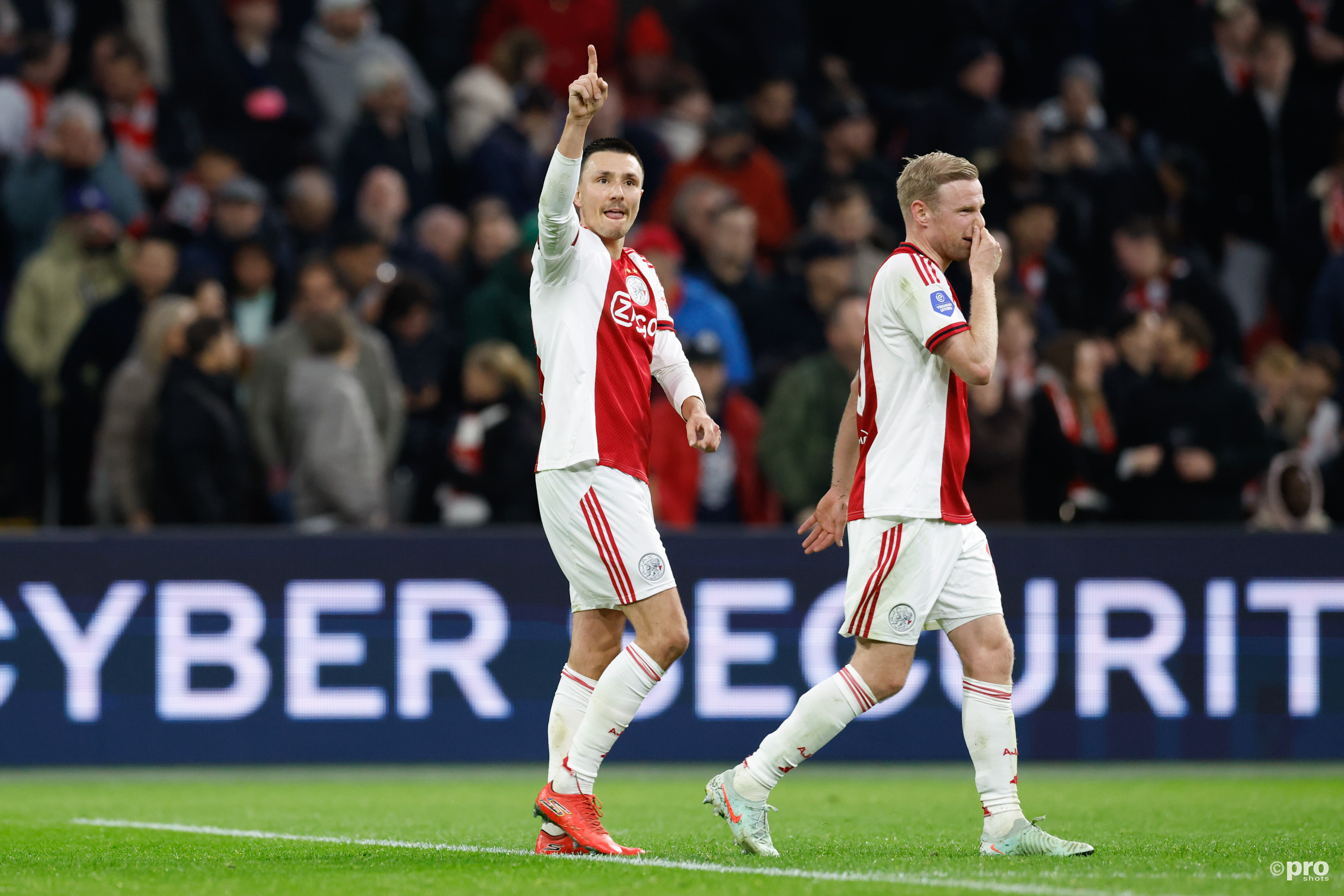 Vink en Been wijzen Ajax-uitblinker aan: 'Dit is pure klasse, wat hij doet'