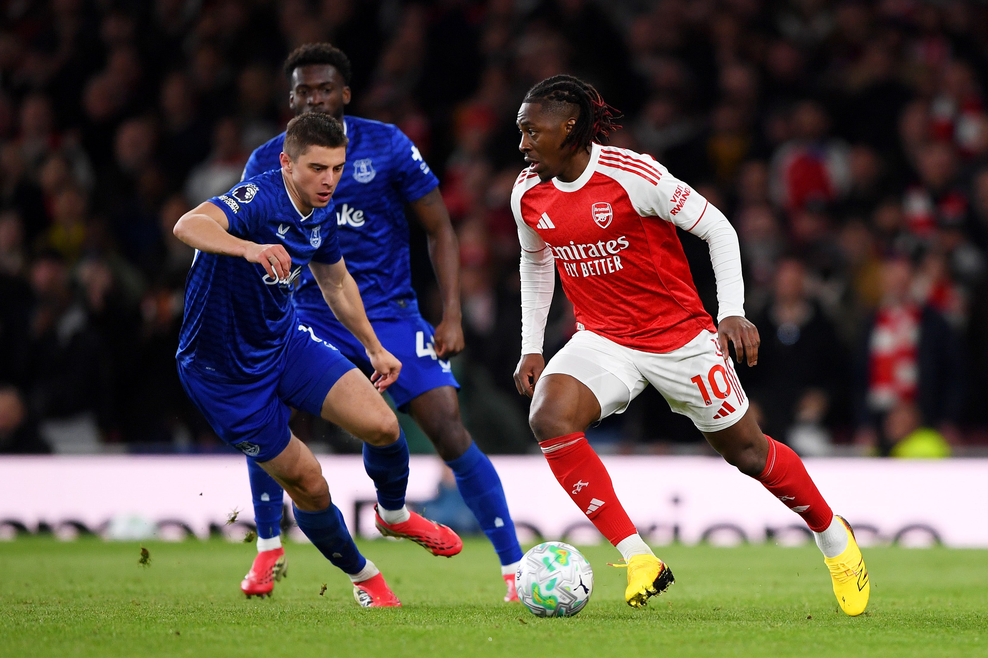 Dowman’s cameo keeps Arsenal’s Premier League title bid on track