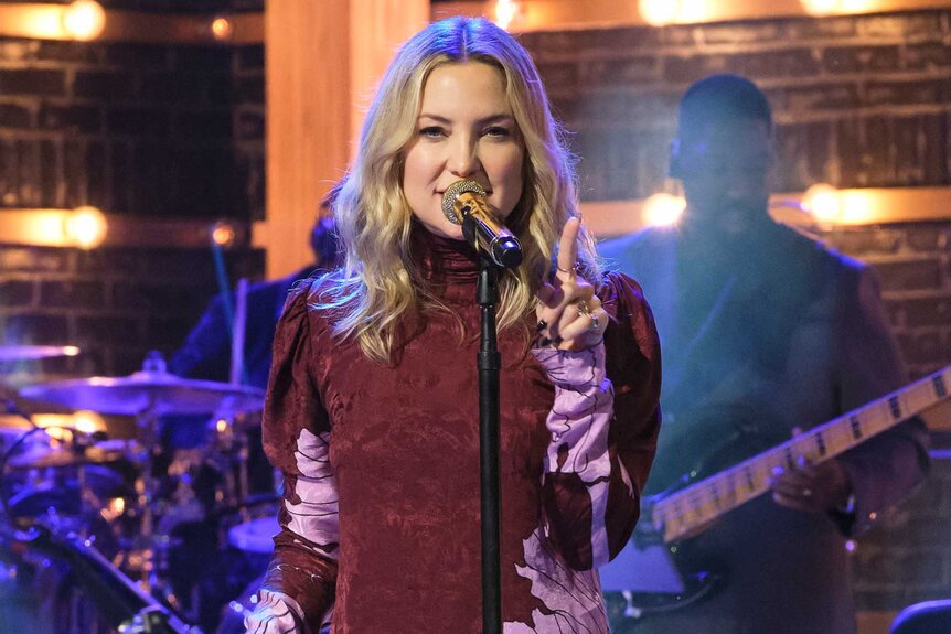 Is Song Sung Blue based on a true story? About Kate Hudson's role as ...
