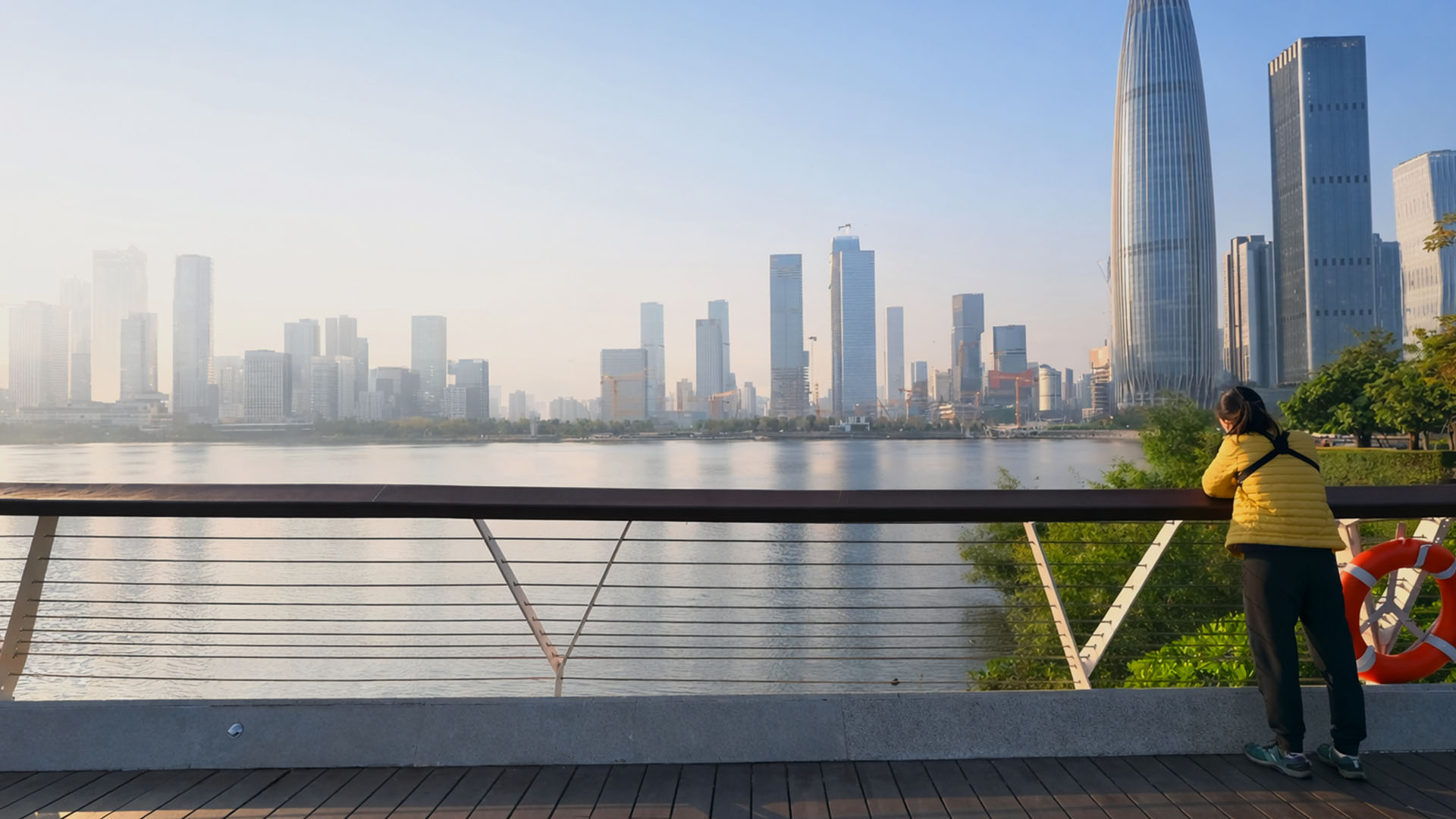 Promenade en bord de mer avec vue panoramique sur la skyline de Shenzhen