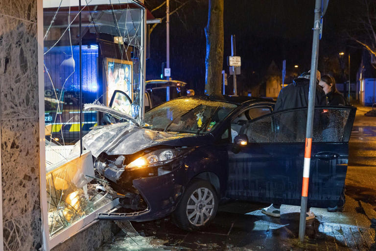 Verfolgungsjagd in Leverkusen: Autofahrer kracht mit Ford Fiesta in ...