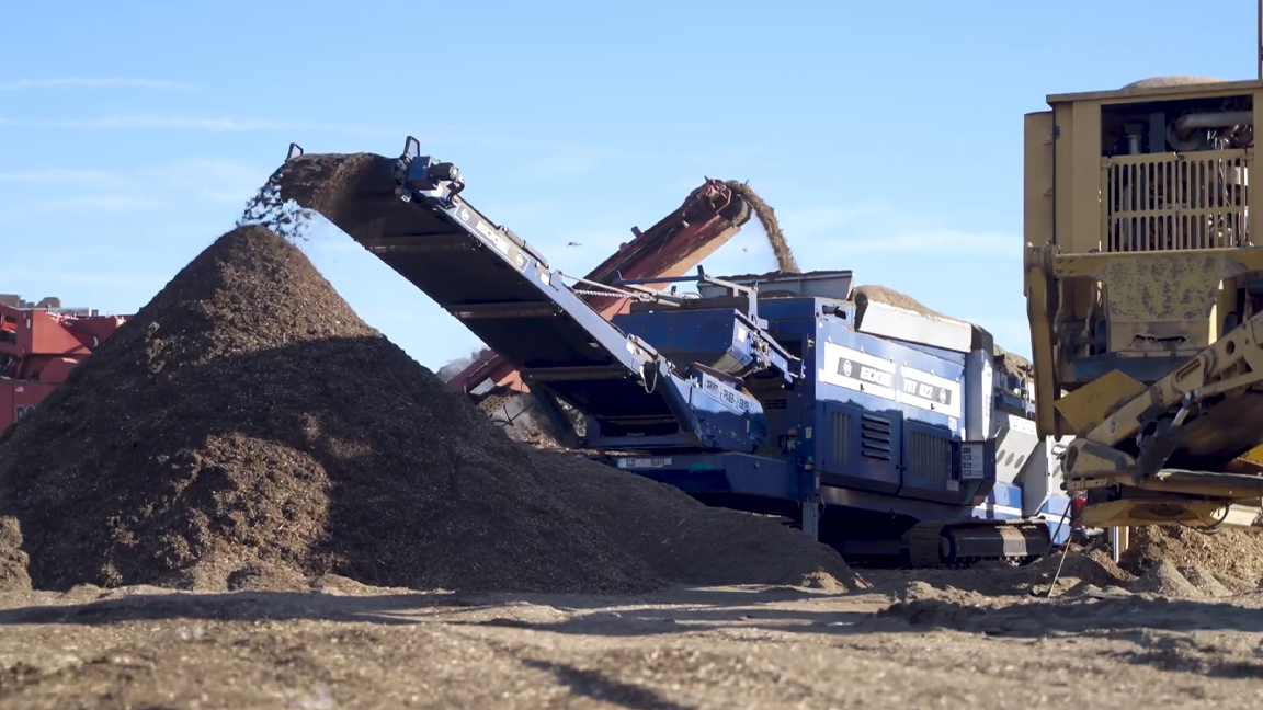 Deze gigantische machine versnippert hout in een paar minuten