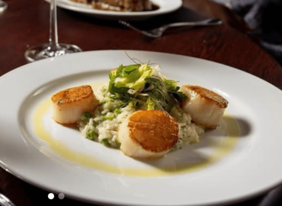 4 chain restaurants with the best seared scallops, according to chefs
