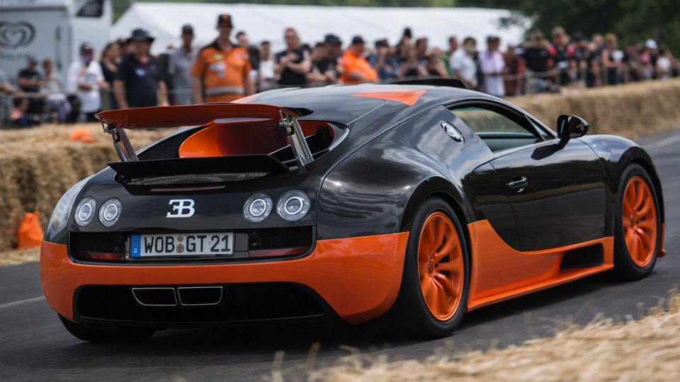 Iconic Bugatti W16 engine roar