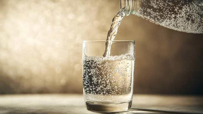 Agua con gas: beneficios y efectos en la salud