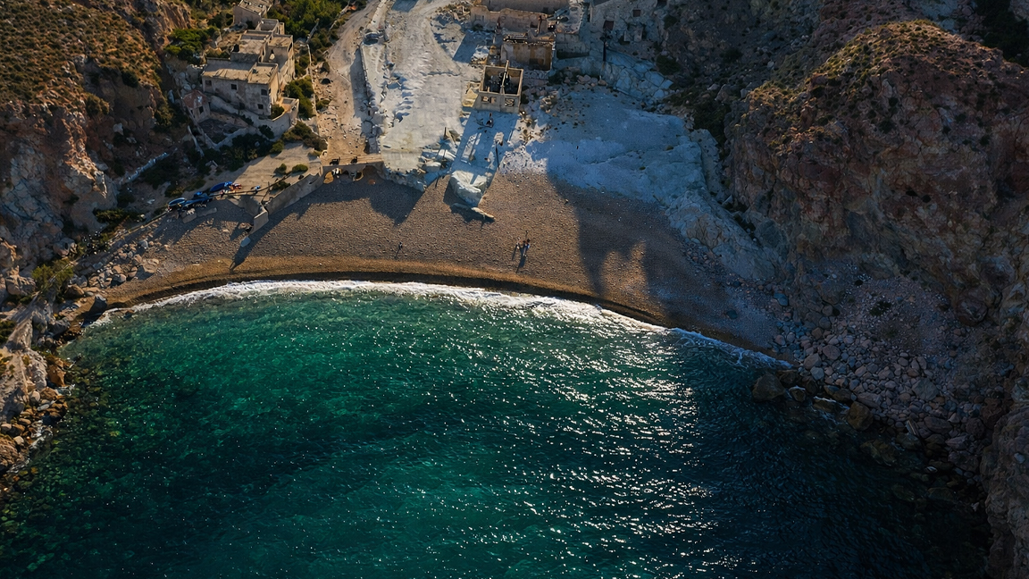 Praia escondida em meio a falésias e rochas