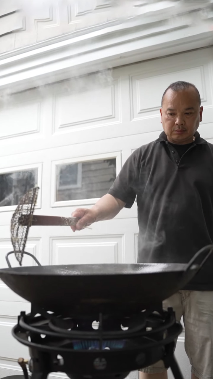 Hilarious first-time reactions: Grandpa’s chopstick kung fu tricks