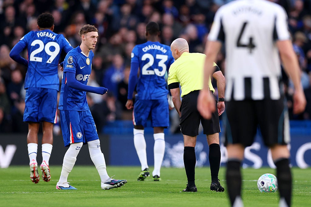 Pundits slam Chelsea for huddle as players surround referee: 'A farce'