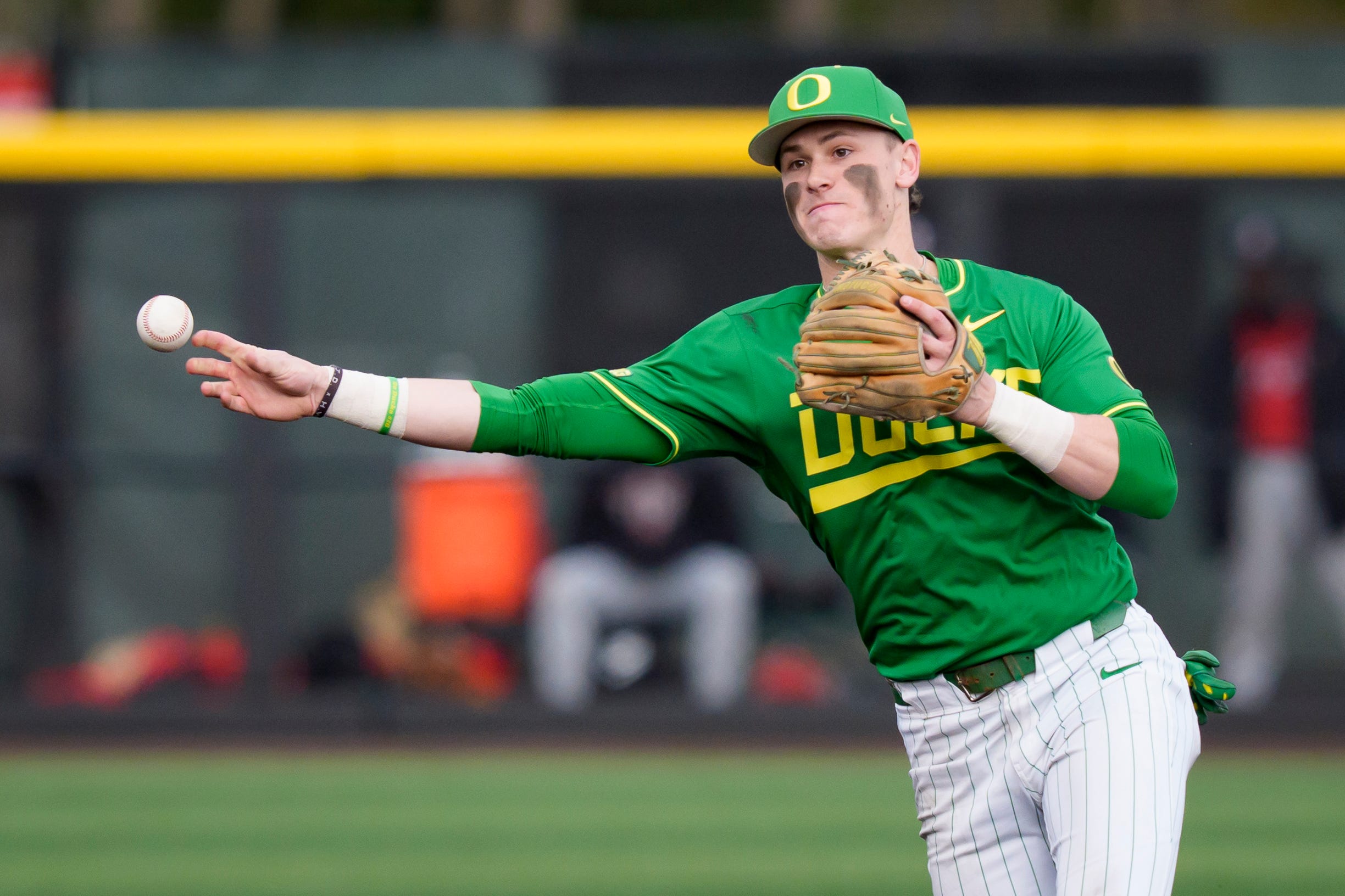 Oregon baseball rallies for walk-off win to sweep Indiana