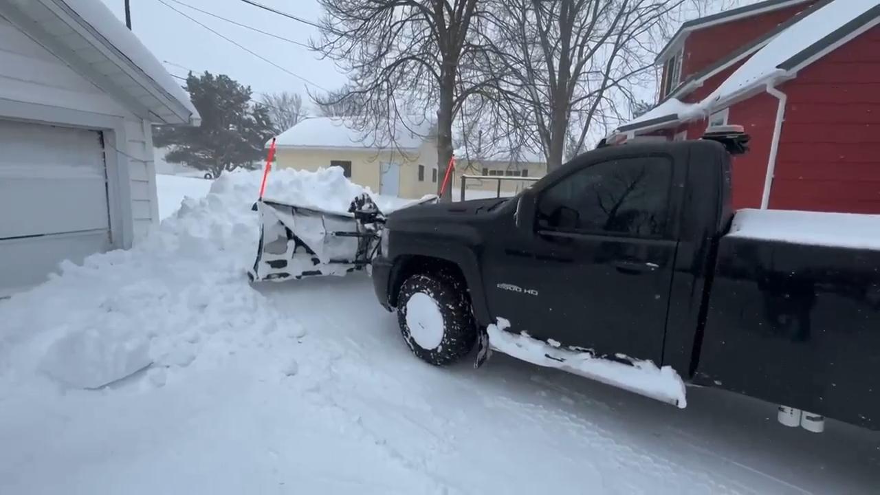 Powerful storm chain brings blizzard conditions to Wisconsin
