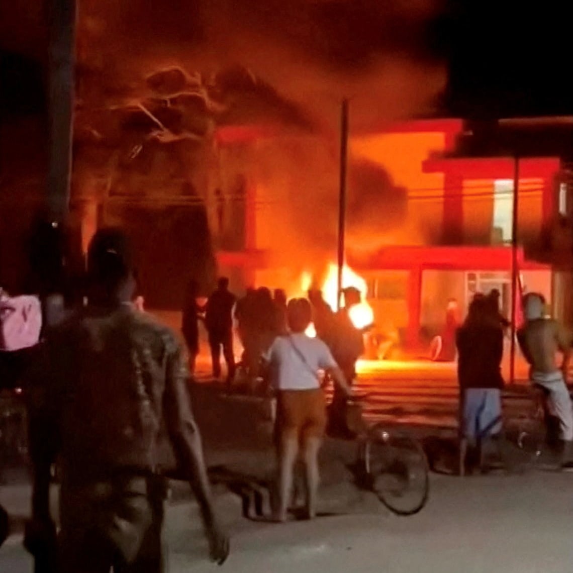 Cubans intensify protests after sundown, protected by the night and ...