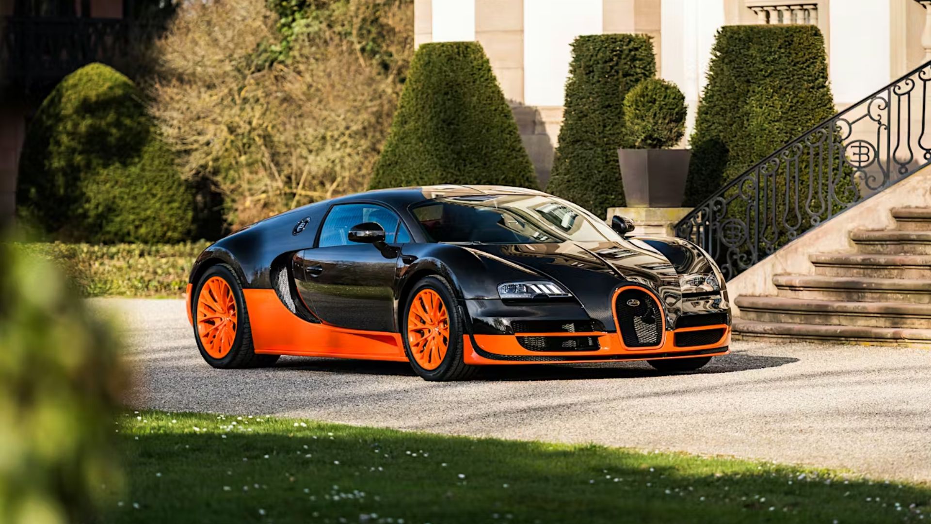 Photos: World-record setting legend reborn as Bugatti restores Veyron ...