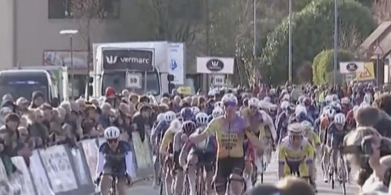 Timothy Dupont denkt dat hij GP Vermarc wint, maar Michiel Coppens is ...