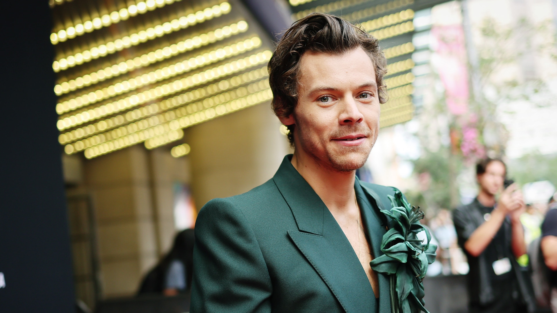 Harry Styles pokes fun at 'queerbaiting' claims by kissing SNL's Ben ...