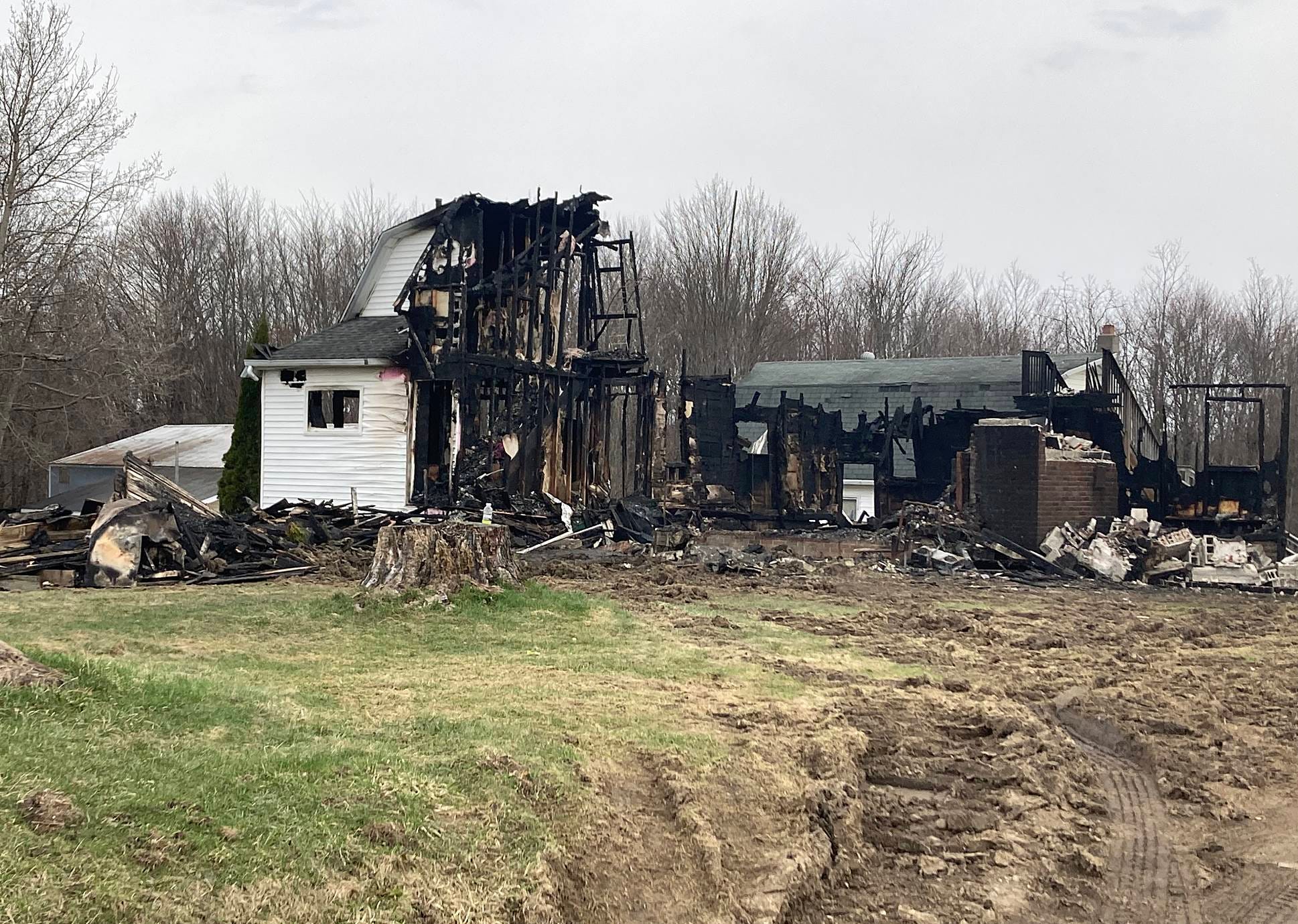 One dead in multi-unit house fire in Waterford Township