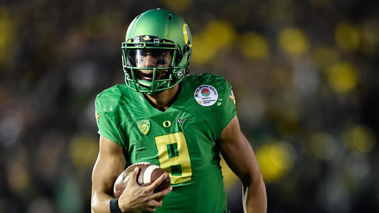 Oregon Ducks quarterback Dylan Raiola turns heads at spring practice