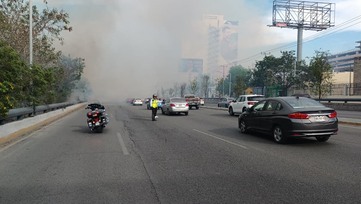 Se registra incendio en lecho del río Santa Catarina; cierran carriles ...