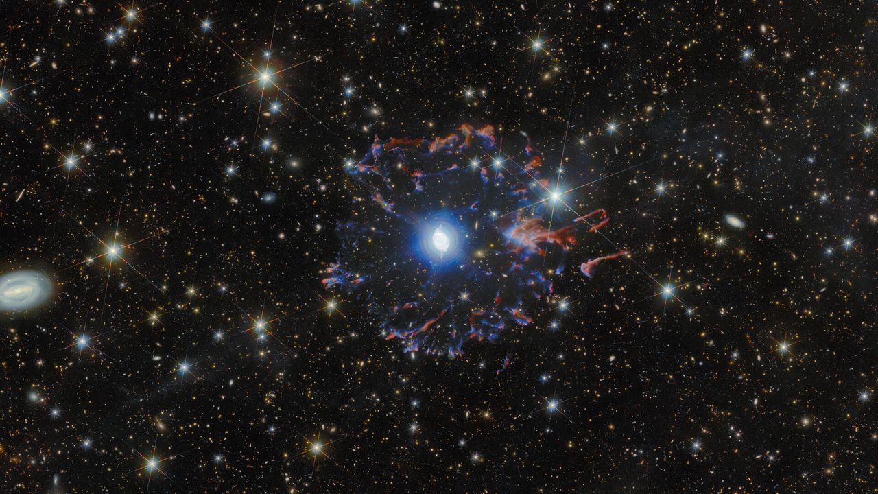 2 telescopes catch the shocking final act of a dying star