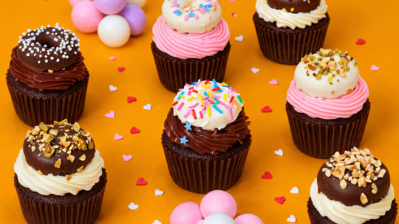 Simple Holiday Chocolate Cup Cake Decorating Guide
