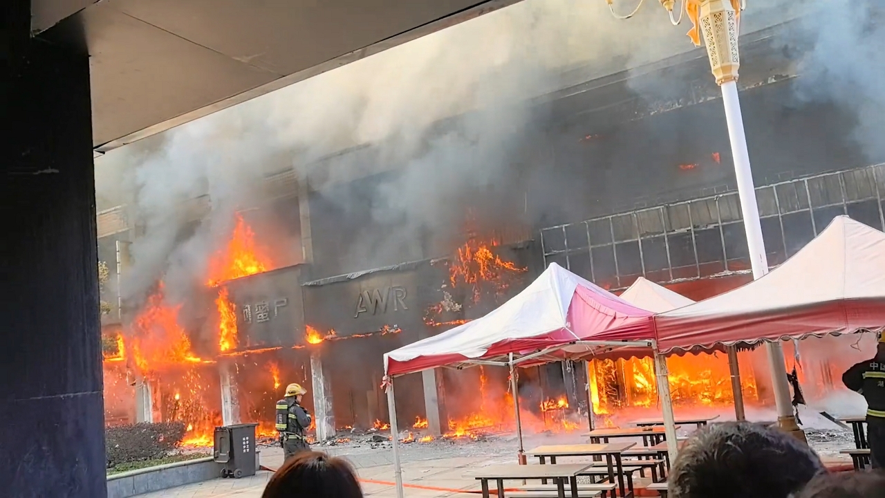 Fire engulfs building in Hunan, China
