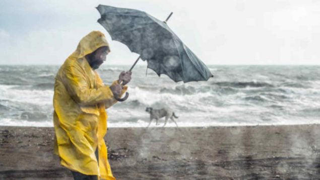 Menorca en alerta máxima: olas gigantes de hasta 14 metros y vientos ...