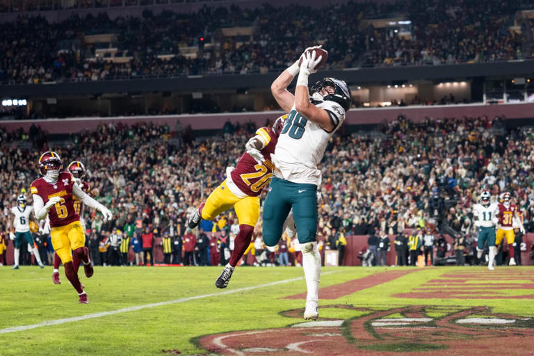 Eagles bring back Dallas Goedert on one-year deal to avoid massive ...