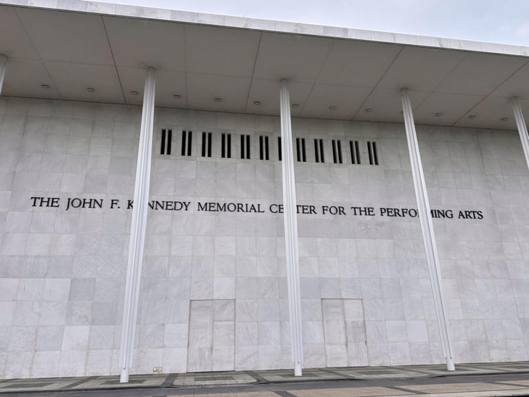 Democrat Joyce Beatty fights to save Kennedy Center from 'rename ...