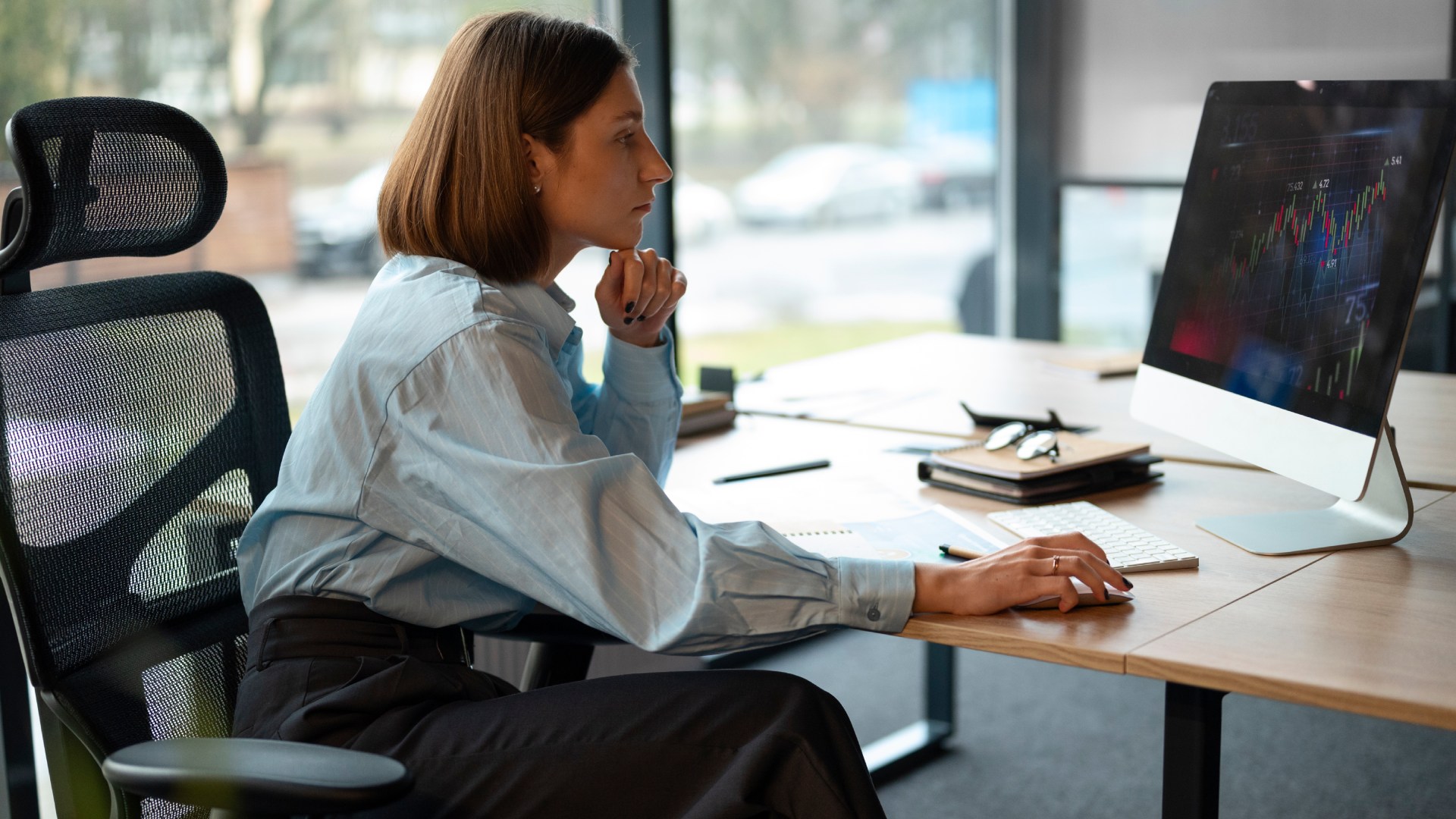 Shrimp syndrome: Why this posture at the office worries specialists