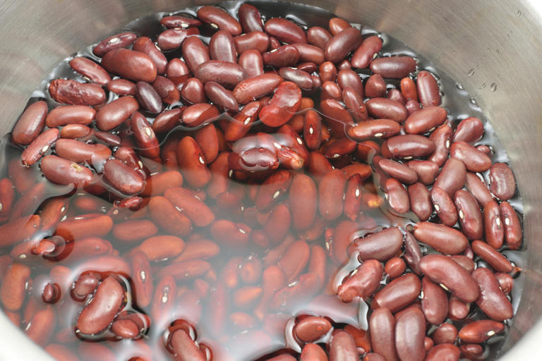 Warning issued after study finds undercooked beans contain hidden toxin