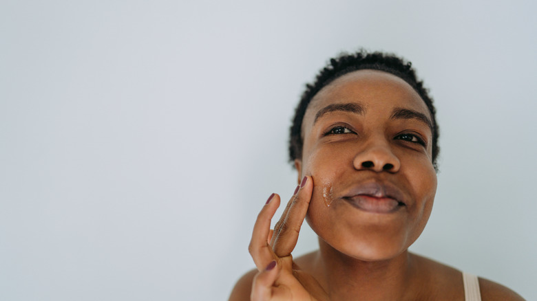 Are there actually benefits to mixing face oil with your foundation ...