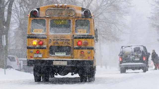 Severe snowstorm hits southern Minnesota, travel disruptions continue
