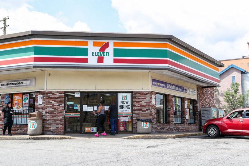 Major US convenience chain 7-Eleven closes 645 stores - 75% off sale ...