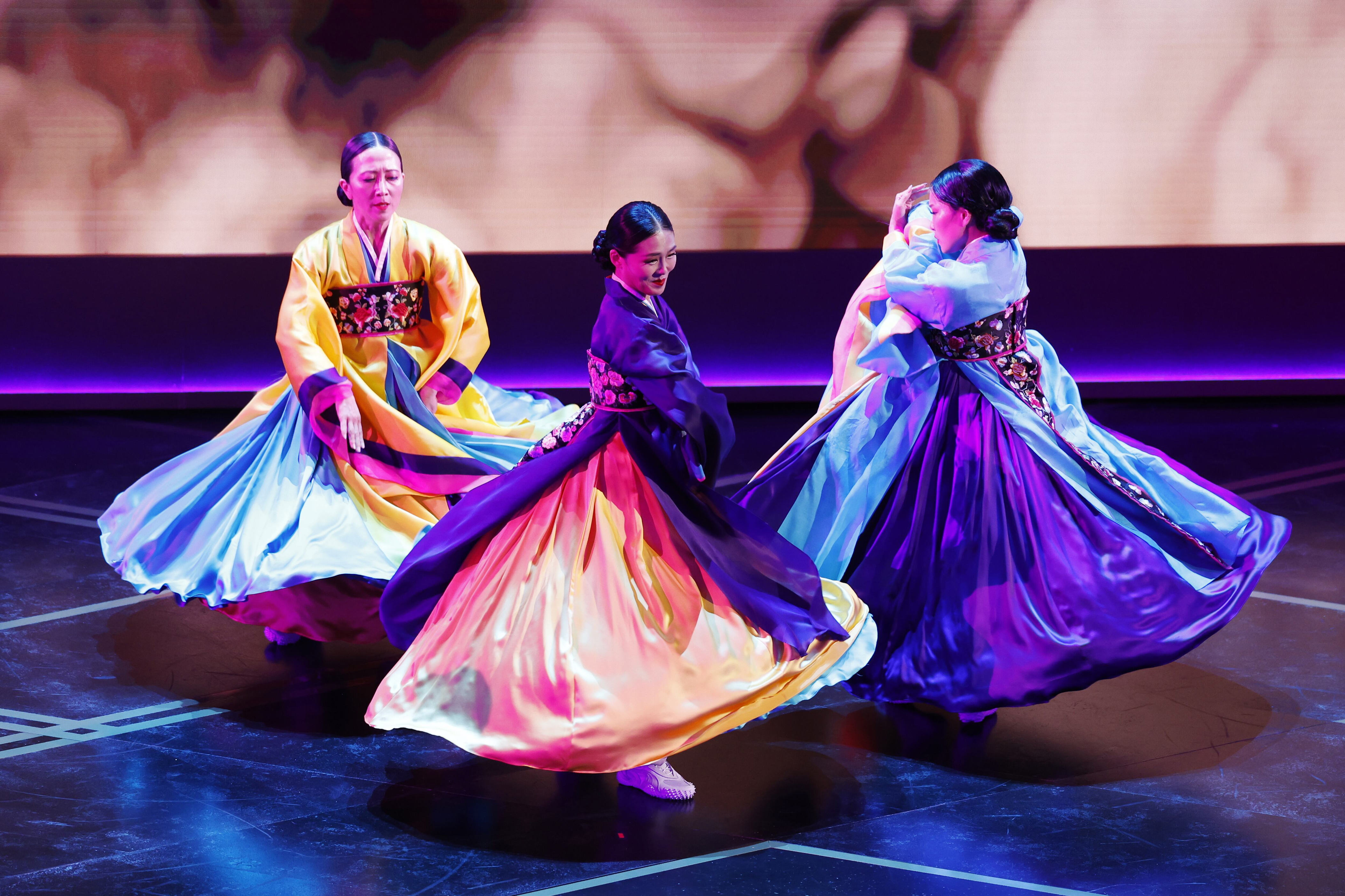 Academy Awards stage blends hanbok, pansori in 'Golden' performance