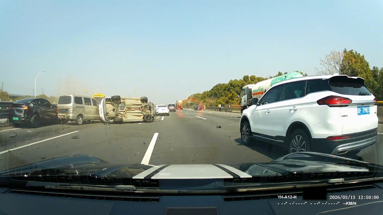 Speeding car triggers multi-vehicle crash in Yunnan, China