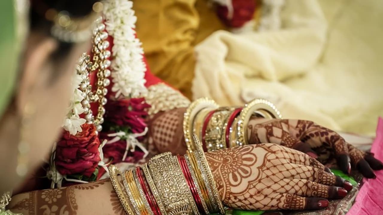 Kochi wedding: Bride faints on stage after friends' surprise goes wrong!