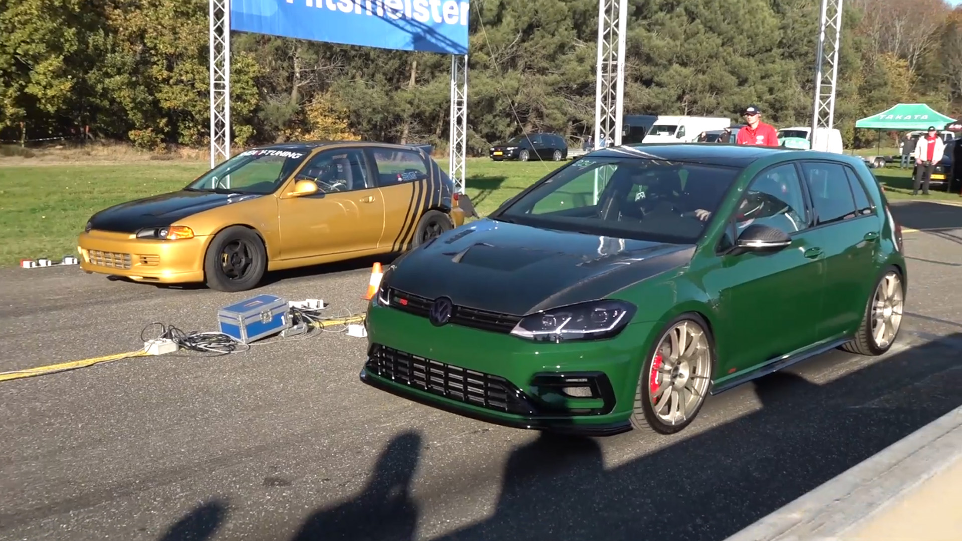 Volkswagen Golf R sfida una Honda Civic elaborata in una drag race