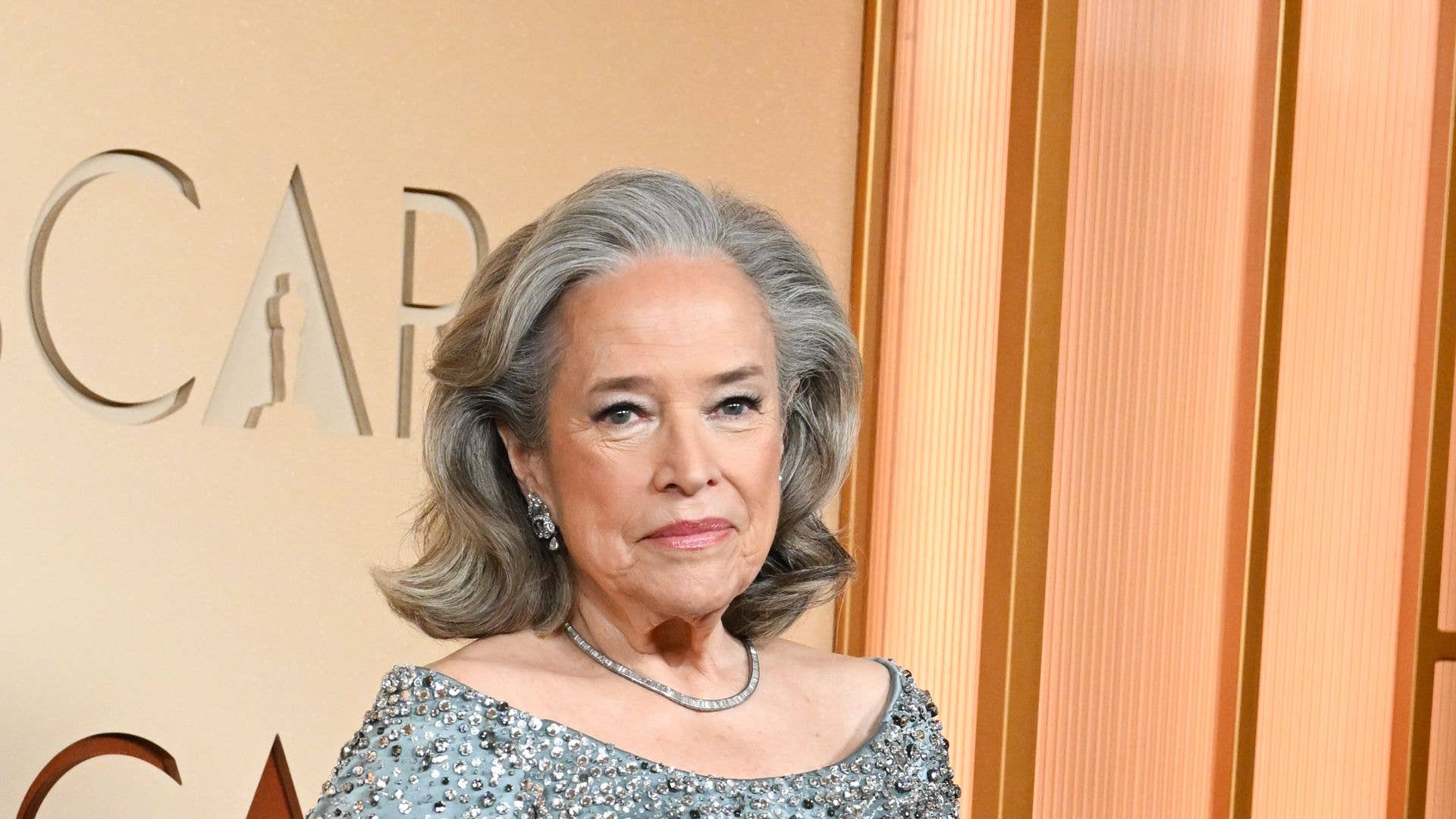 Kathy Bates showcases her weightloss in ageless appearance on Oscars ...