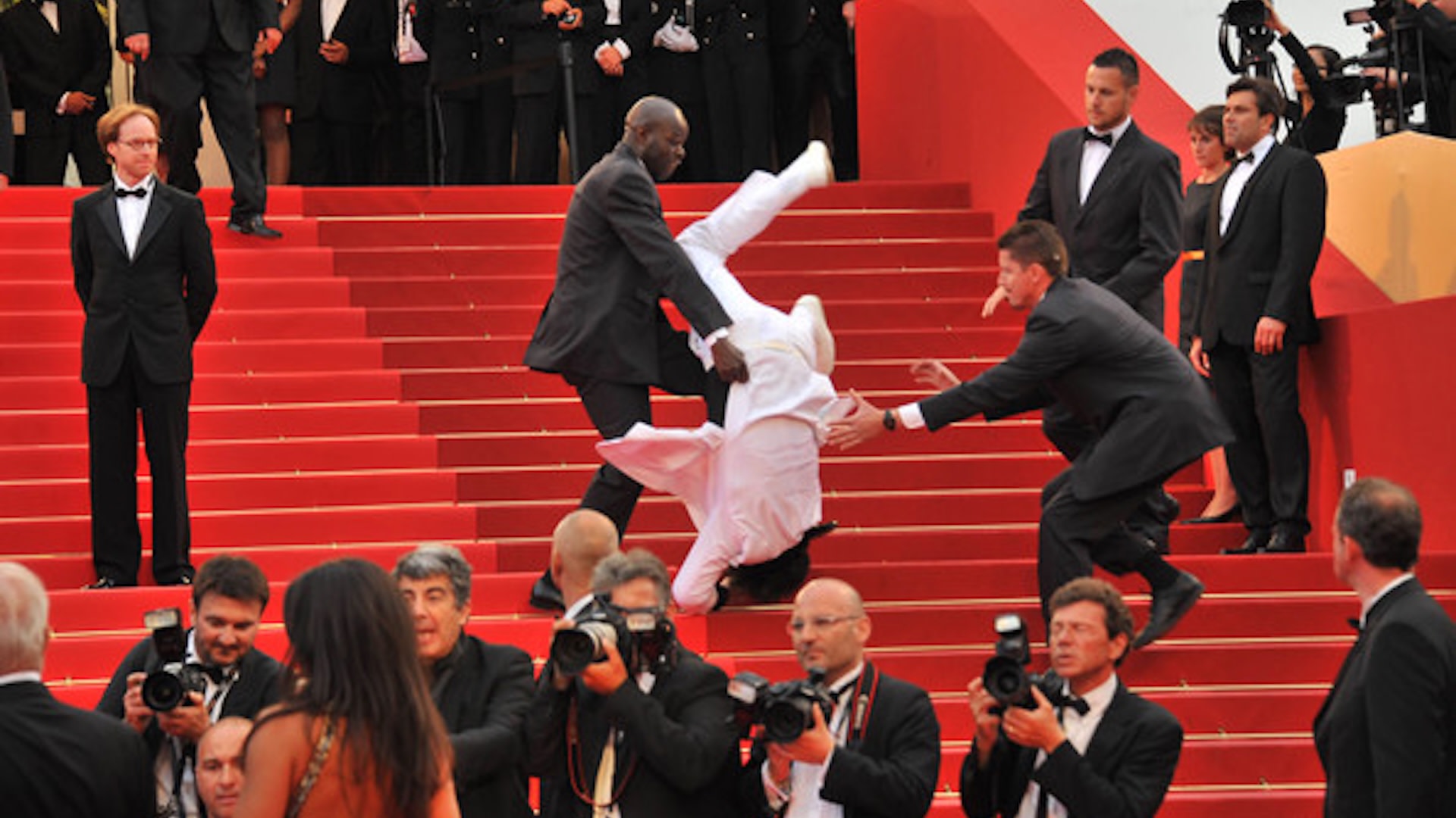 Jason Derulo falling-down-stairs meme resurfaces at the 2026 Oscars in ...