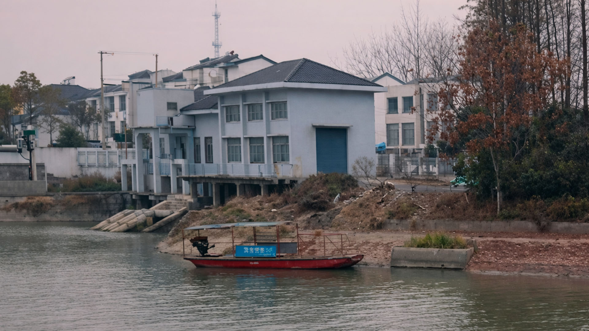 Simple boat transport supports small town China