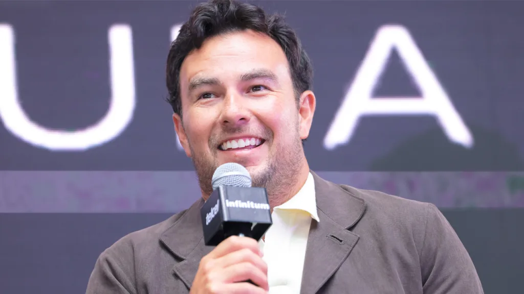 Checo Pérez toma por sorpresa a los aficionados y sigue las peleas de ...