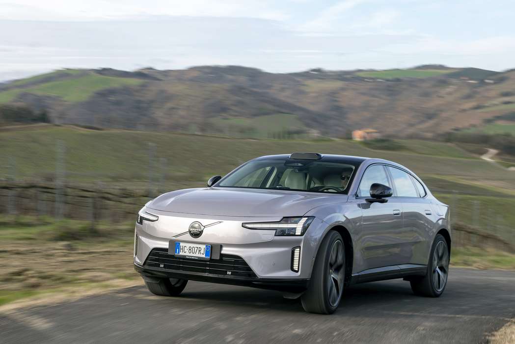 Volvo ES90, autonomia 700 km e ricarica 800 volt