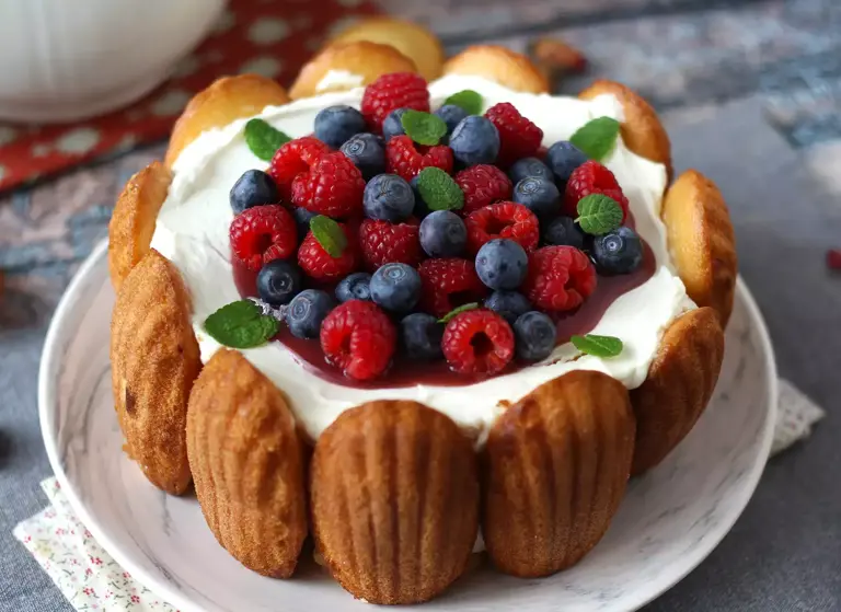 Charlotte aux fruits rouges avec des madeleines