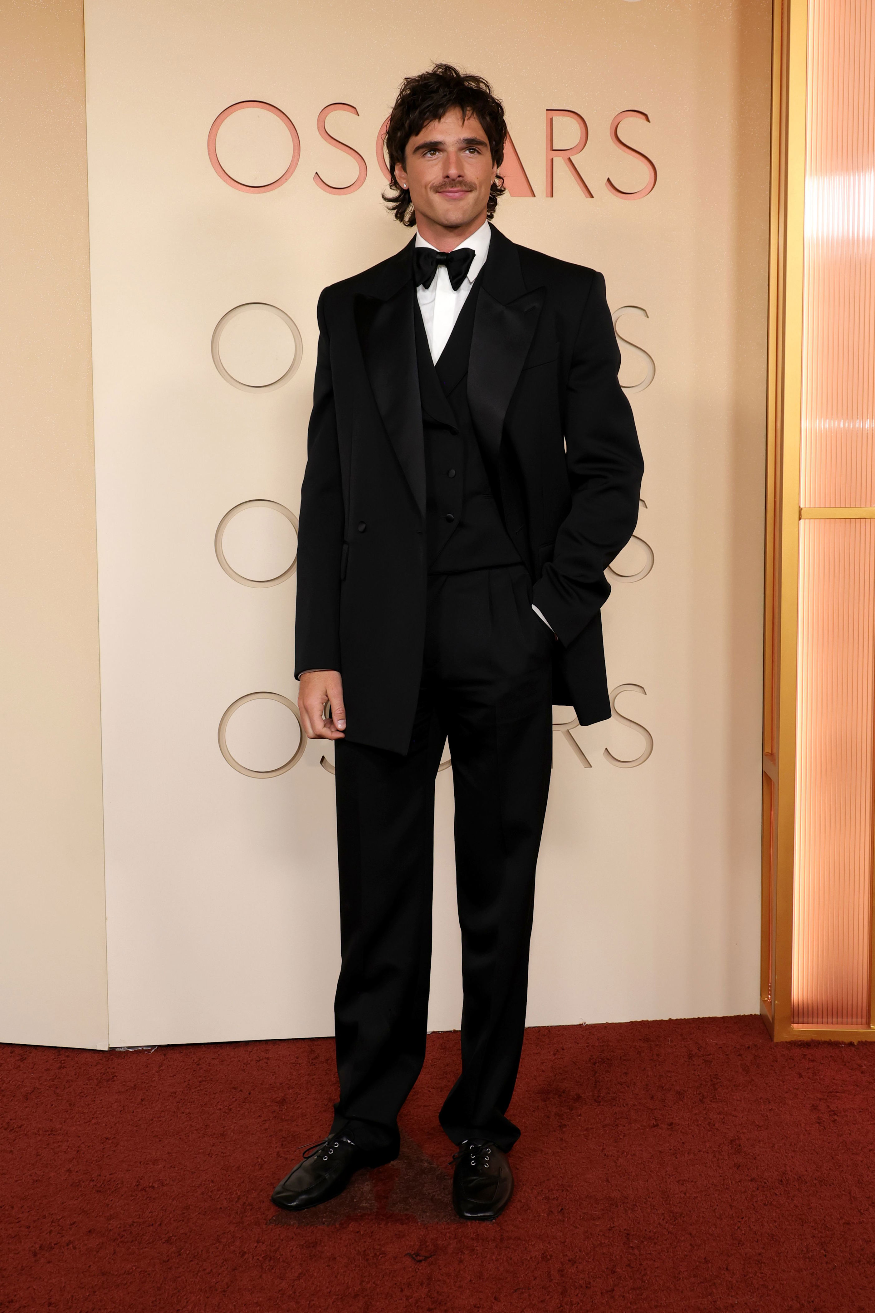 Aux Oscars 2026, Jacob Elordi pose avec sa mère dans un smoking Bottega ...