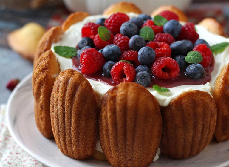 Charlotte aux fruits rouges avec des madeleines