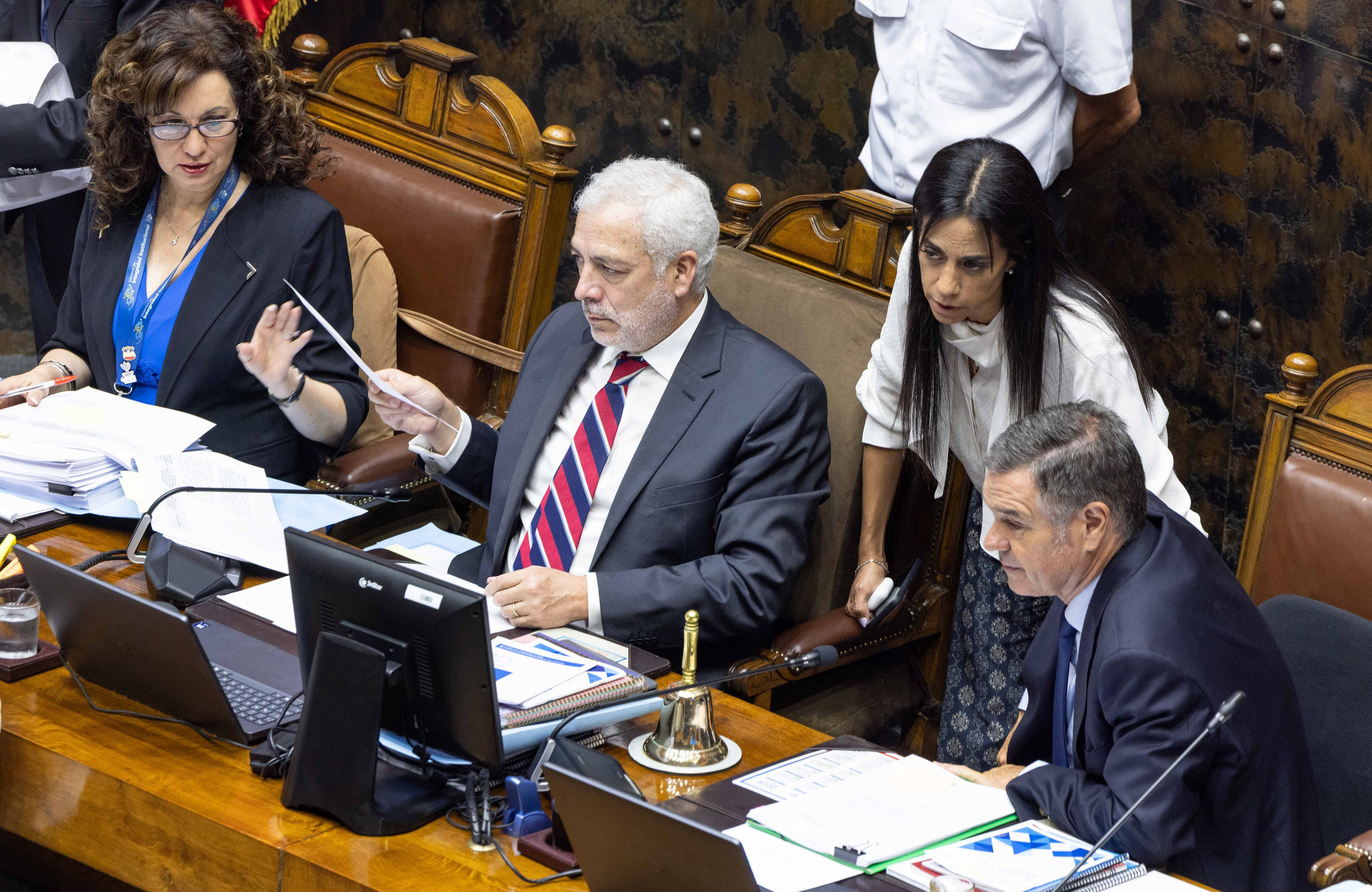 Guzmán queda fuera: comisión escoge a exministra Lobos y a abogado de ...