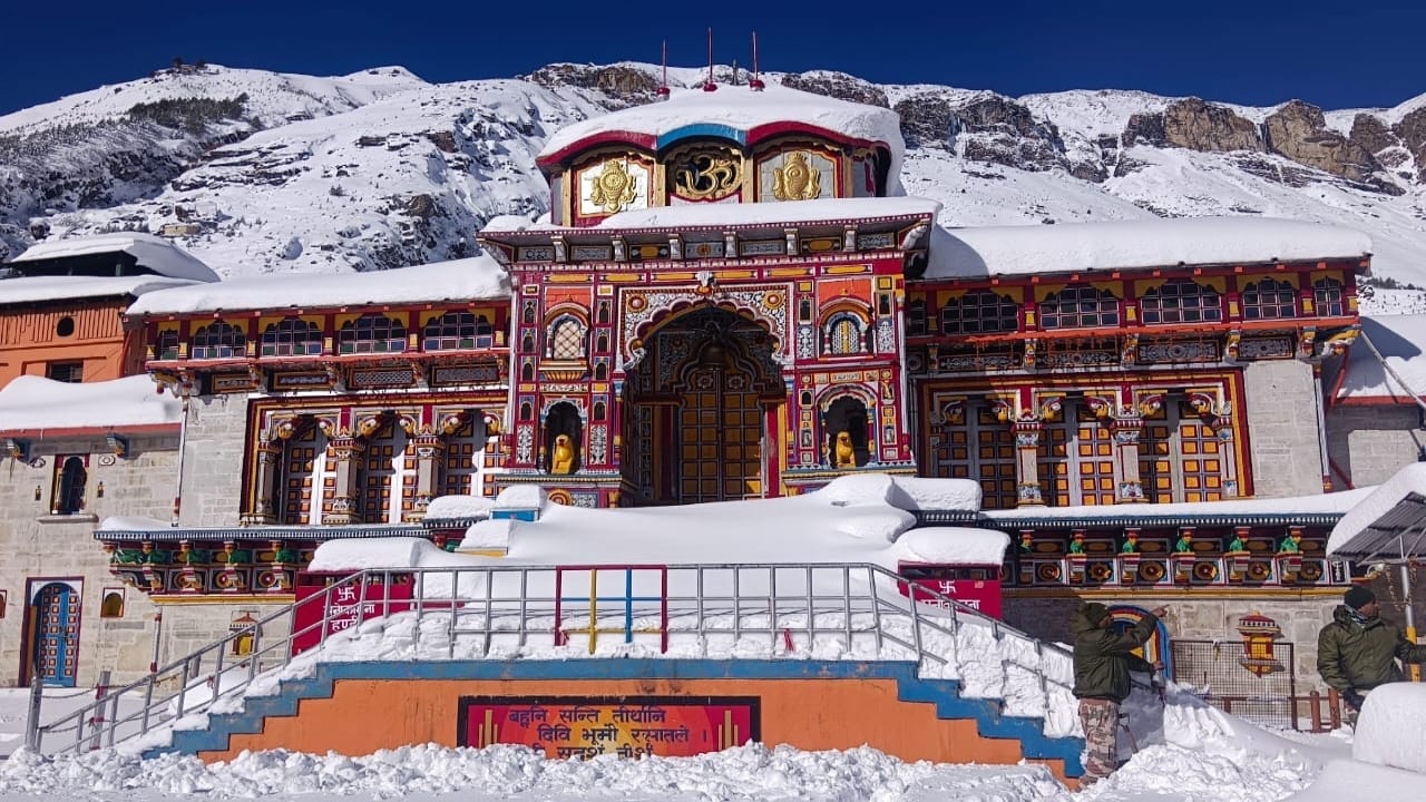 Uttarakhand: Badrinath Dham shines under blanket of snow, tourists and ...